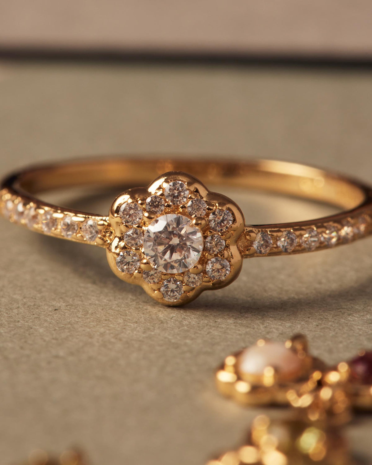 Anillo con forma de Flor Vine Blanco para mujeres – Apodemia