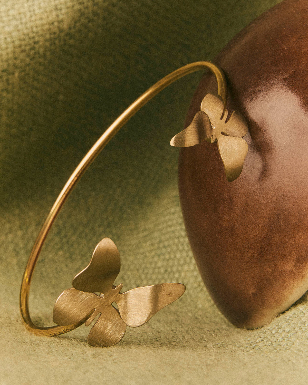 Brazalete Dorado con baño de Oro de 18K - Efecto Martele Papilio – Apodemia